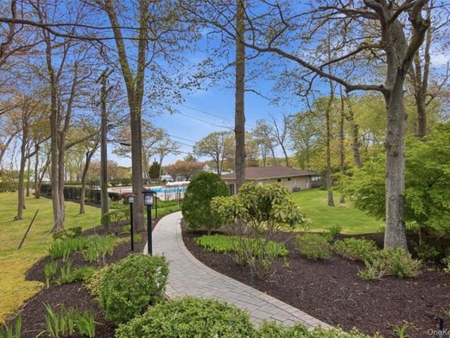 605 Fox Hill Dr, Baiting Hollow, NY 11933