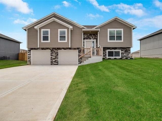 605 Foxglove Ln, Raymore, MO 64083