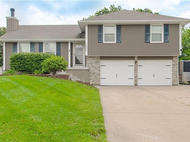 605 Meadow Ct, Raymore, MO 64083