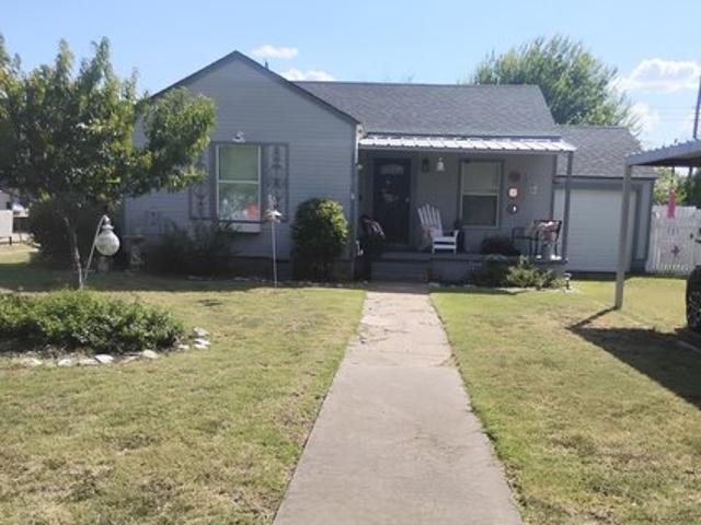 605 N 3rd St, Ballinger, TX 76821