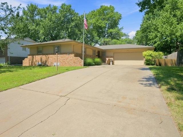 605 N Willow Dr, Derby, KS 67037