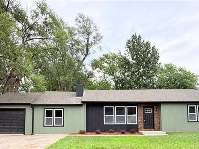605 NE Douglas St, Lee's Summit, MO 64063