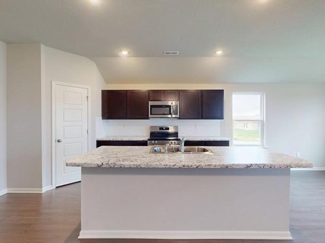 605 SW Edgewood Meadows Dr, Oak Grove, MO 64075