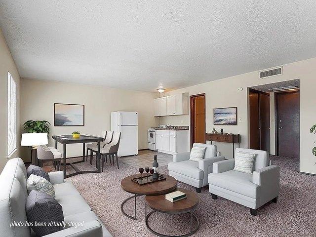 605 W 53rd St, Davenport, IA 52806