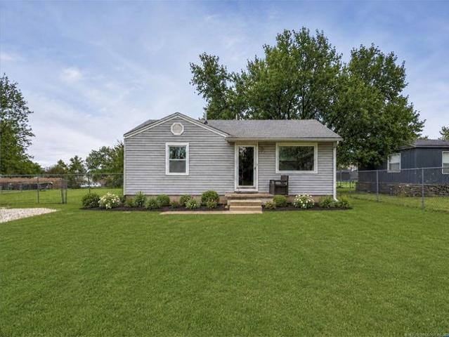 605 W Walnut St, Collinsville, OK 74021