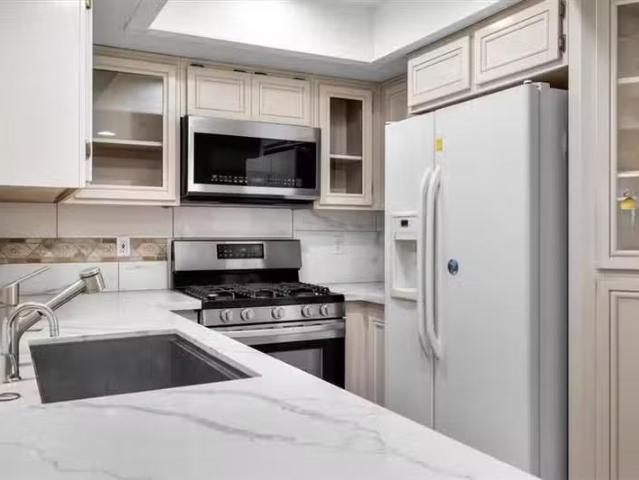 60654846 4003 W 165th St #B