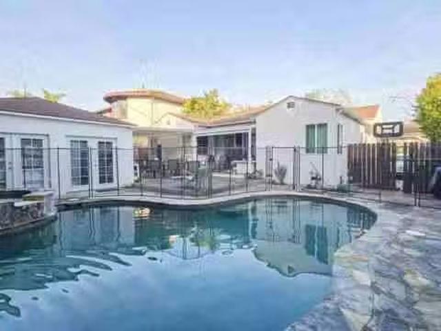 60654825 257 S Linden Dr