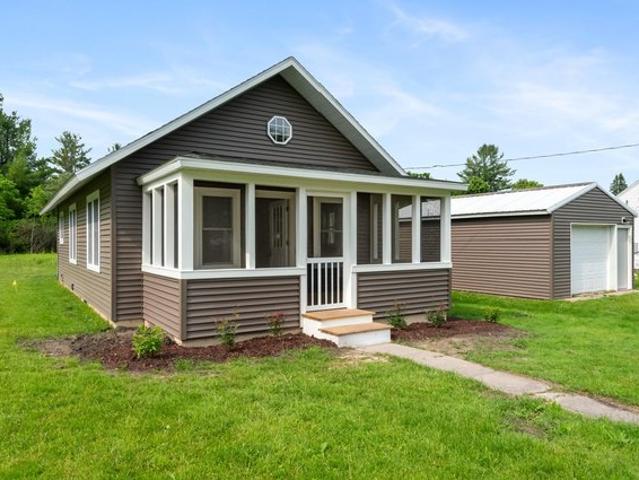 6066 Hemlock St, Indian River, MI 49749