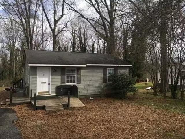 60605904 102 E Farmview St