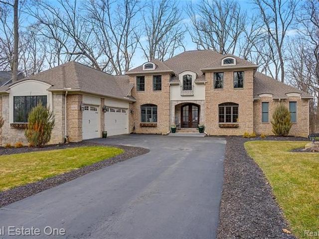 6060 Pinemont Dr, Hamburg Township, MI 48116