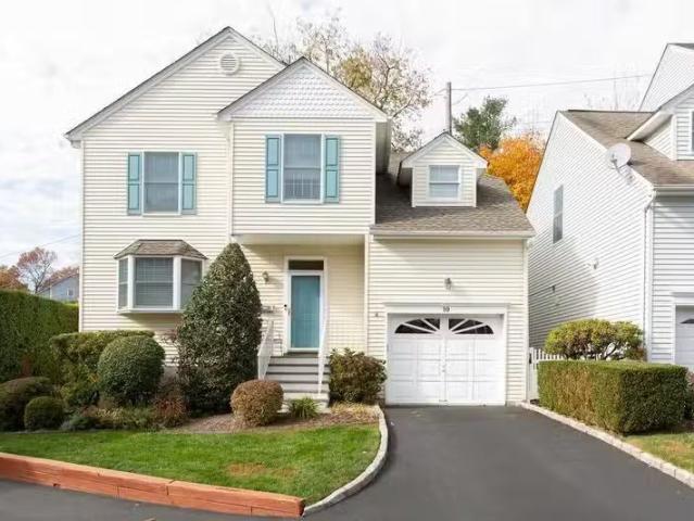 60624968 10 Lakeside Dr