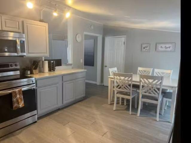 60632544 9564 8th Bay St
