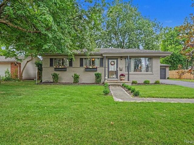6063 Graper Dr, Waterford Township, MI 48329
