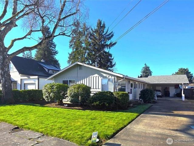 606 8th St NW, Puyallup, WA 98371