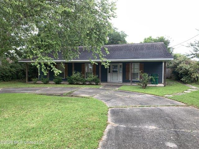 606 Beyer Dr, Bay Saint Louis, MS 39520