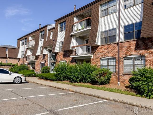 606 Green Hollow Dr, Iselin, NJ 08830