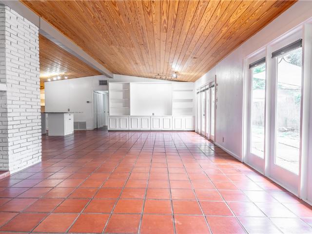 606 Dolphin Place