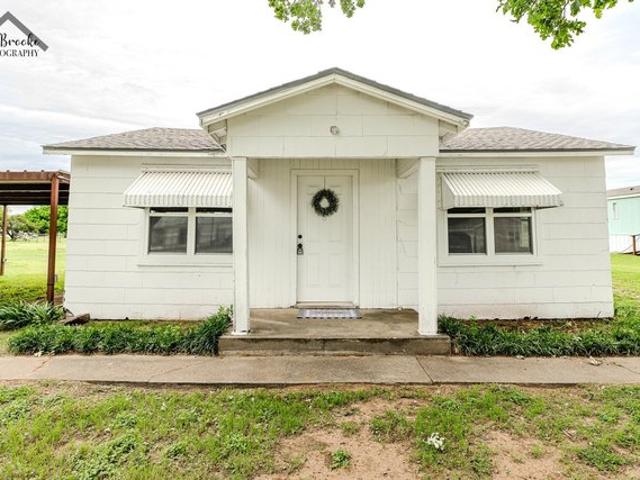 606 E Washington Ave, Iowa Park, TX 76367