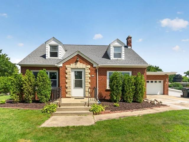 606 E Decorah Rd, West Bend, WI 53095