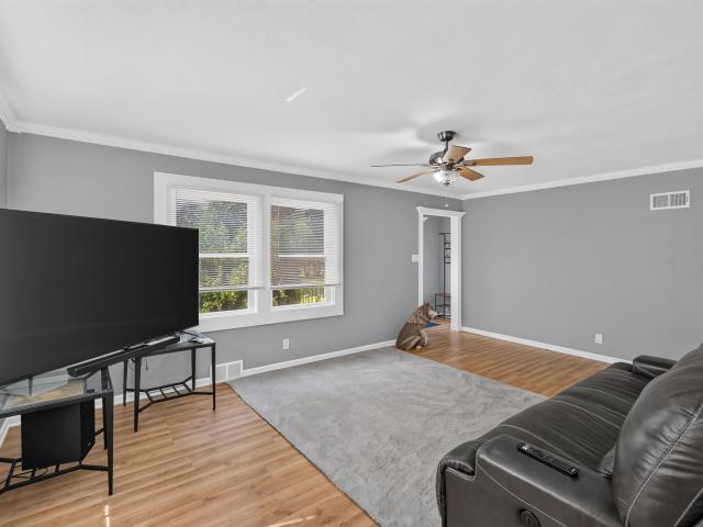 606 E Decorah Rd