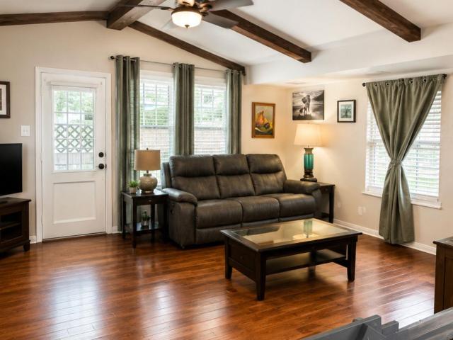 606 Hill Cv