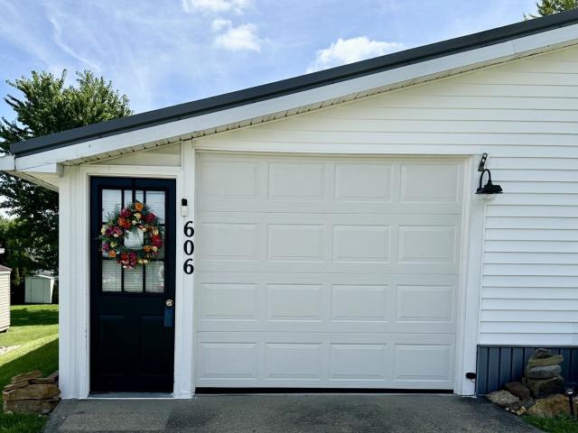 606 Lark Ln