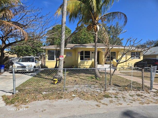 606 S Pine St, Lake Worth, FL 33460