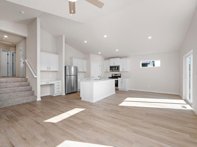 606 Redwood Loop N