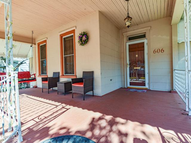 606 W Colonial Avenue