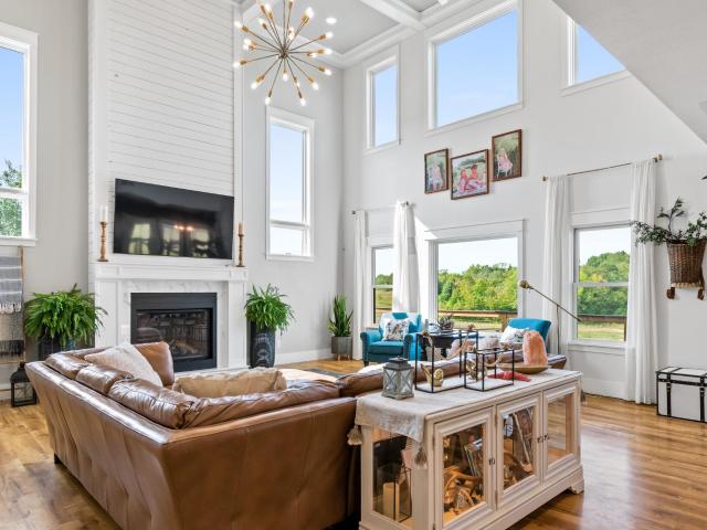 606 Venture Lane NE