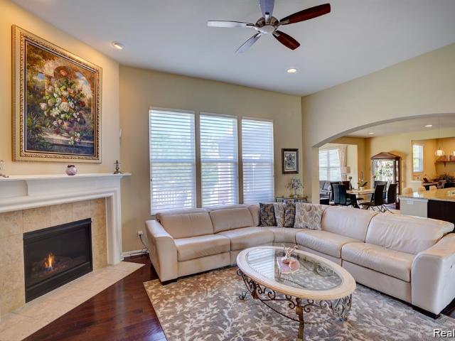 6074 Topaz Circle