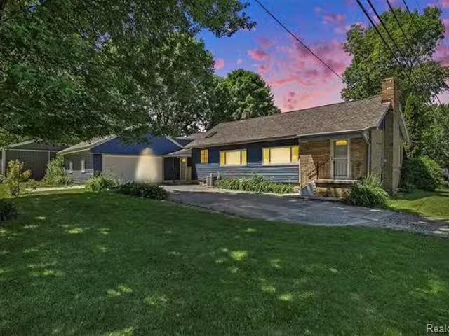 6075 LENNON RD, SWARTZ CREEK, MI 48473 Single Family Residence.