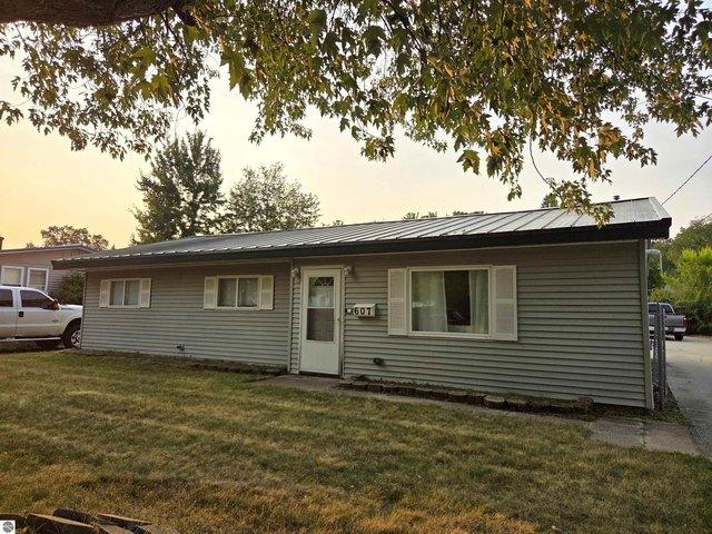 607 Cottage Ave, Clare, MI 48617