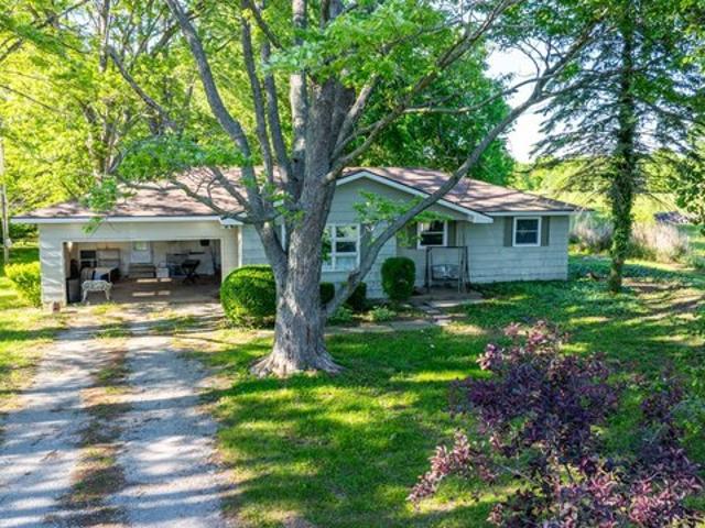607 E 900 North Rd, Tower Hill, IL 62571