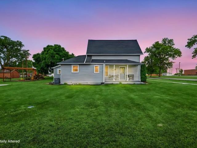 607 E Walnut St, Chalmers, IN 47929