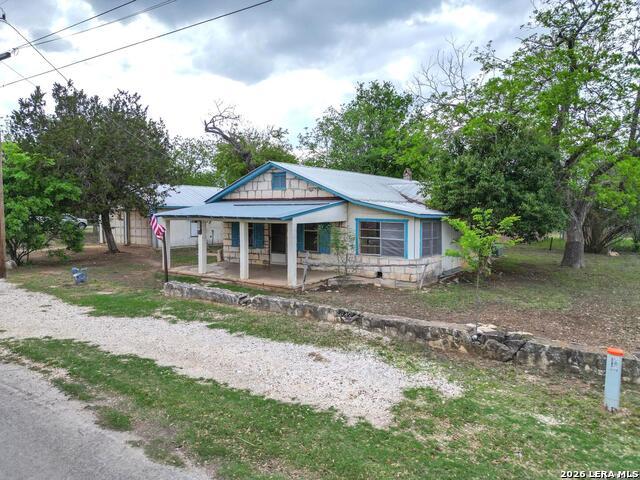 607 Hackberry St