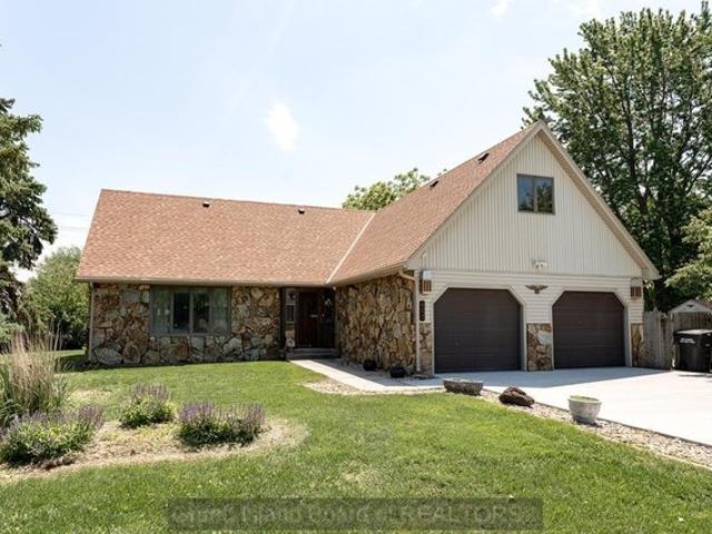 607 Ivy Hall Pl, Grand Island, NE 68801
