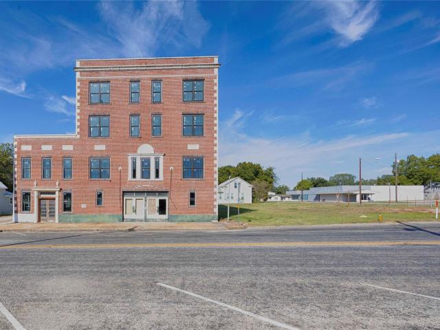 607 Lyons Ave