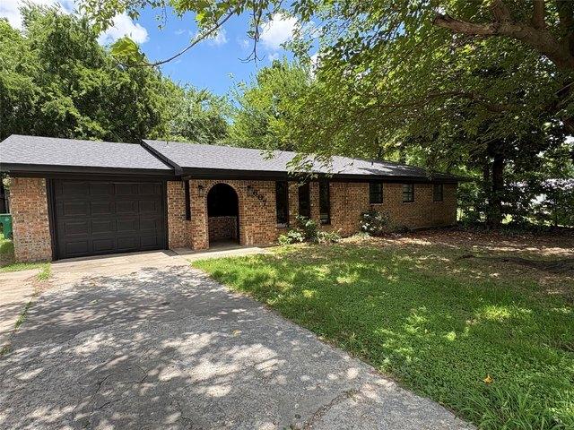 607 S Broad St, Saint Jo, TX 76265