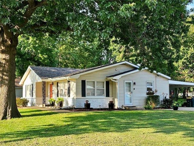 607 S Elm St, Louisburg, KS 66053