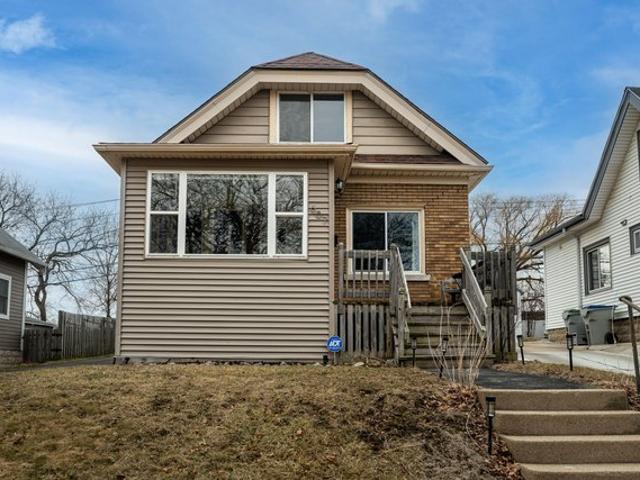 607 S Oak Park Ct, Milwaukee, WI 53214