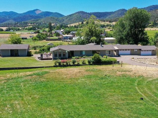 6085 Walden Ln, Talent, OR 97540