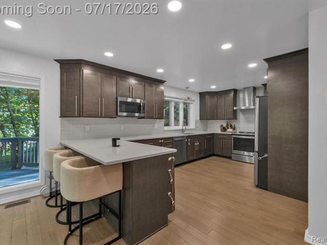 6081 Beachwood Dr, West Bloomfield Township, MI 48324