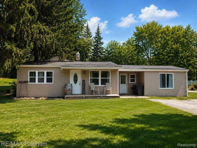 6082 Thomas St, Davison, MI 48423