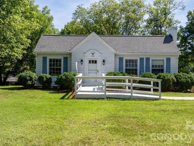 608 1st St W, Conover, NC 28613
