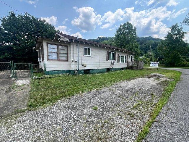 608 52nd St SE, Charleston, WV 25304