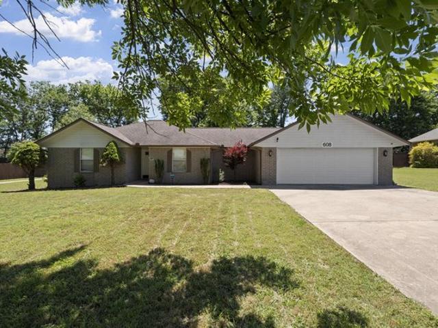 608 E 10th St, Grove, OK 74344