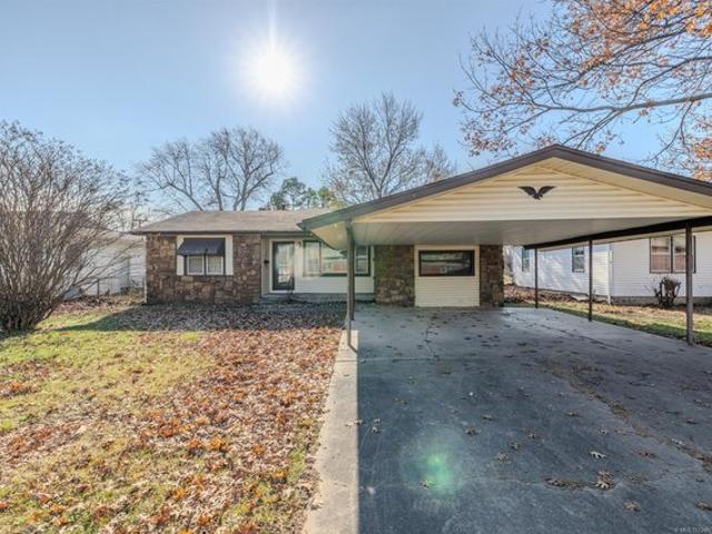 608 SE 6th St, Wagoner, OK 74467