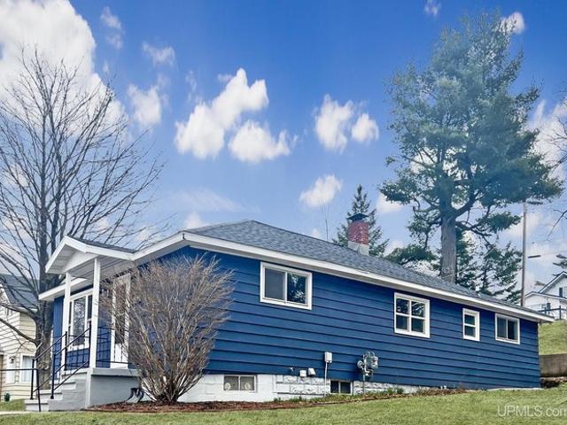 608 Roycroft St, Kingsford, MI 49802