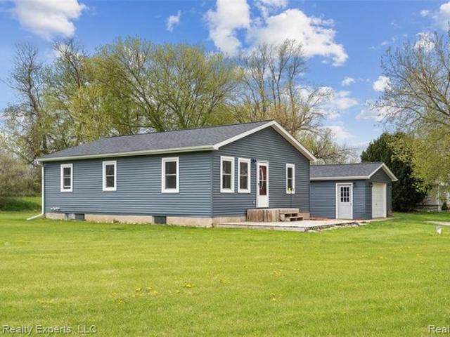 6093 Old State Rd, North Branch, MI 48461